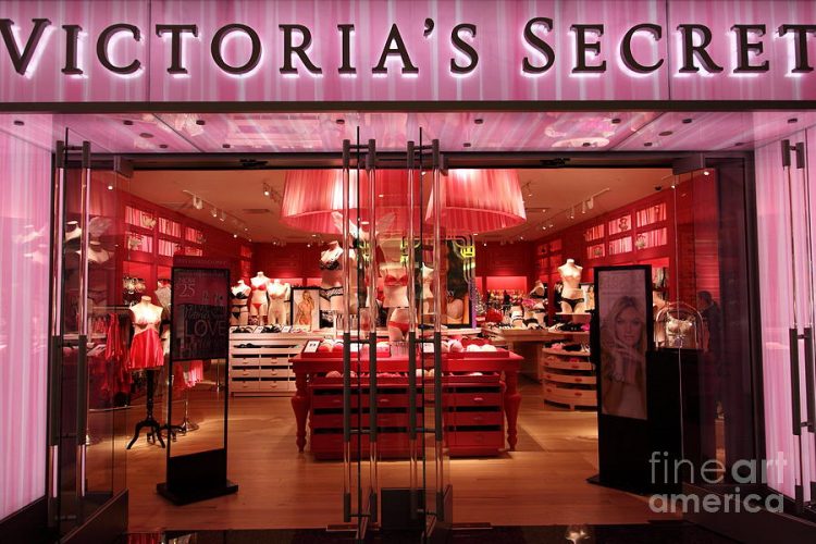 32 Adımda Melekler Ülkesi Victoria's Secret'ın Hikayesi | ListeList.com