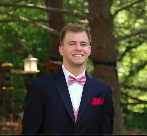 Mezuniyet Balosundaki Partnerinin Güzelliğiyle Herkesi Kıskandıran ...