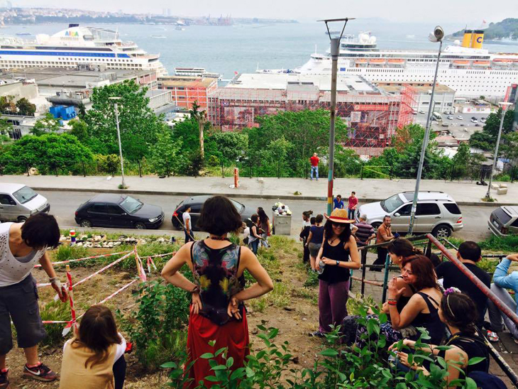 Bir Yandan Kafa Dinlerken Bir Yandan da İnsanları İzleyebileceğin 9 ...