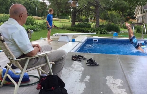 Çocukları Eğlendirmek İçin Bahçesine Havuz Yaptıran 94 Yaşındaki Yalnız ...