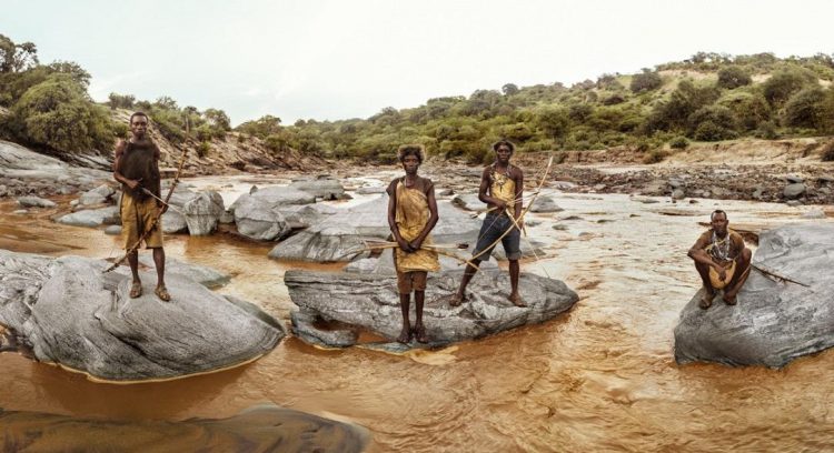 10 Bin Yıldır Diğer İnsanlarla İletişim Kurmayan Zamanın Unuttuğu Hadza Kabilesi | ListeList.com