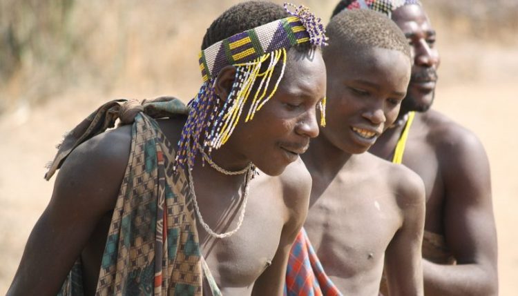 10 Bin Yıldır Diğer İnsanlarla İletişim Kurmayan Zamanın Unuttuğu Hadza Kabilesi | ListeList.com