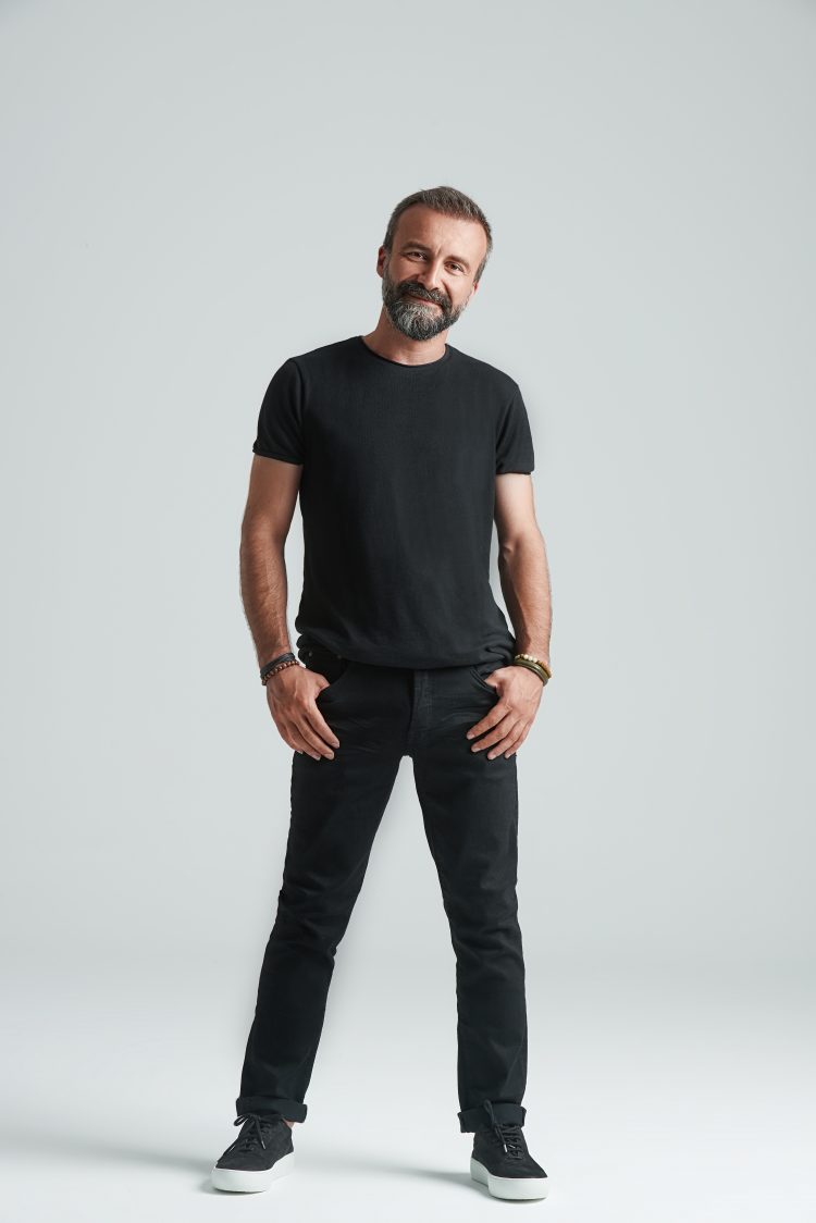 "Ah Bir Kedi Olsam" Şarkısıyla Barınaklarda Yaşayan Canlara Umut Olan Şarkıcı Emre Arslan