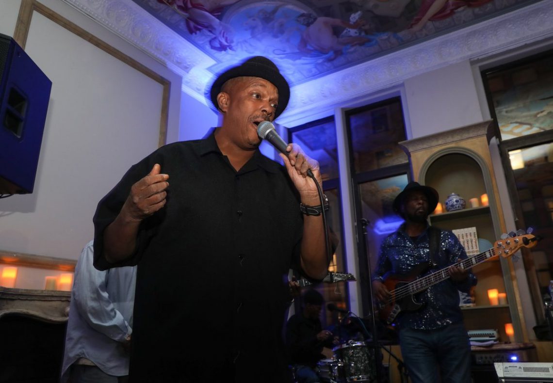 40 Yıl Metro İstasyonlarında Şarkı Söyleyip 56 Yaşında Ünlü Olan Mike Yung