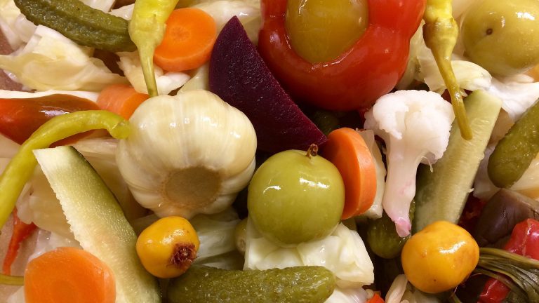 Bir Sonbahar Ritüeli: Evde Turşu Yapımı ve Püf Noktaları