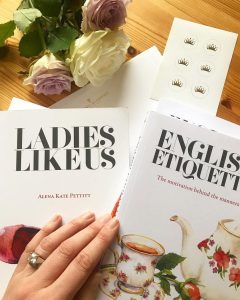 Kadınları Eşlerine "Layık Olabilmeleri" İçin Eğiten Alena Kate Pettitt