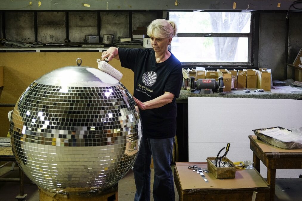 Disko Topu: Gece Hayatının İkonik Sembolünün Kısa Tarihi