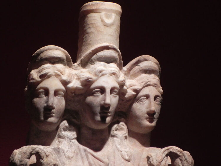 Antik Yunan Mitolojisinin Büyü Tanrıçası: Hekate | ListeList.com
