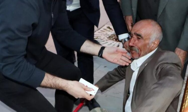 İmamoğlu’nun Erzurum Mitinginde Taşlı Saldırı Yaşandı İmamoğlu’nun Erzurum Mitinginde Taşlı Saldırı Yaşandı
