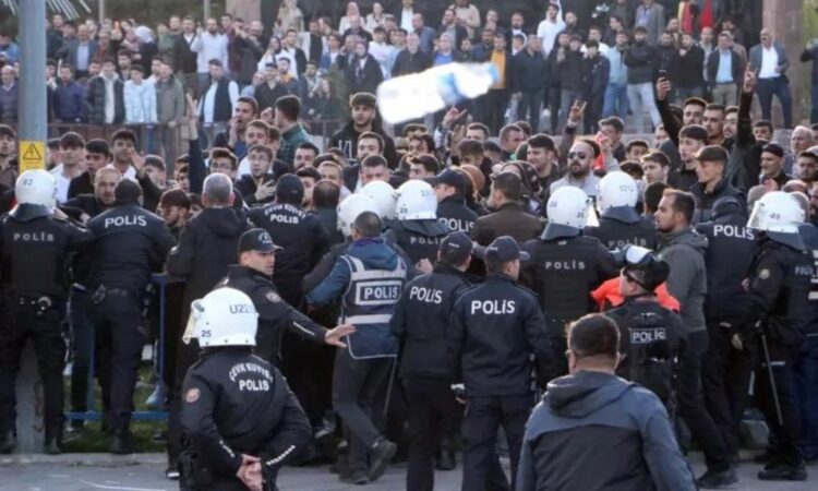 İmamoğlu’nun Erzurum Mitinginde Taşlı Saldırı Yaşandı İmamoğlu’nun Erzurum Mitinginde Taşlı Saldırı Yaşandı