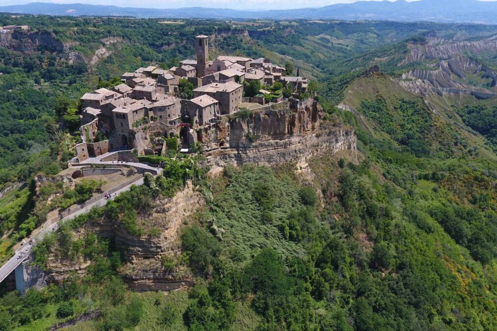 Erozyon Nedeniyle Terk Edilen 2500 Yıllık Etrüsk Kasabası: Civita di ...