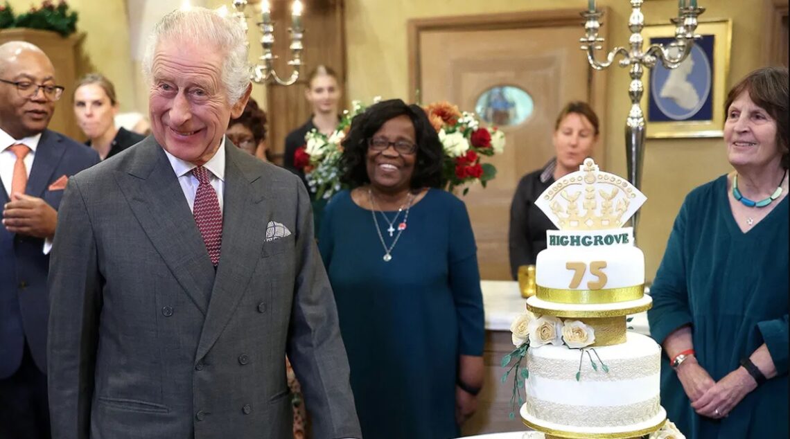 İngiltere Hükümdarları Neden Yılda İki Kez Doğum Günü Kutluyor?