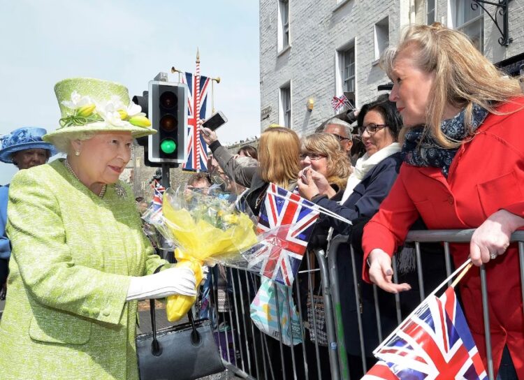 İngiltere Hükümdarları Neden Yılda İki Kez Doğum Günü Kutluyor?