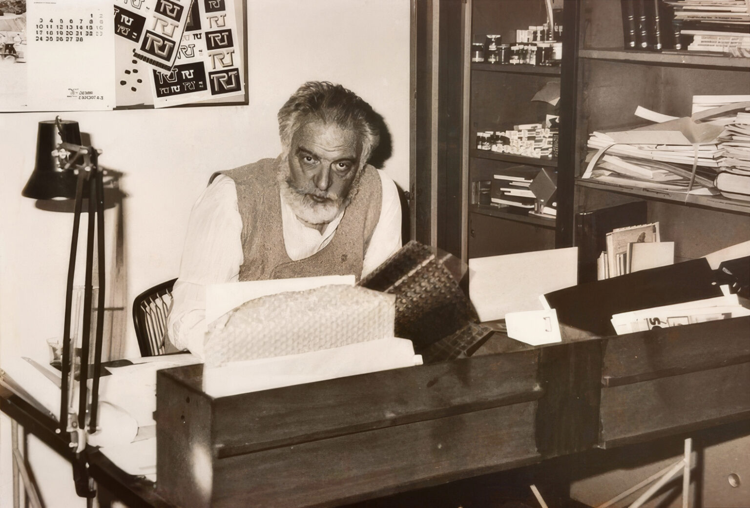 Türkiye'de Modern Grafik Tasarımın Öncü İsimlerinden Biri Olan Mengü ...