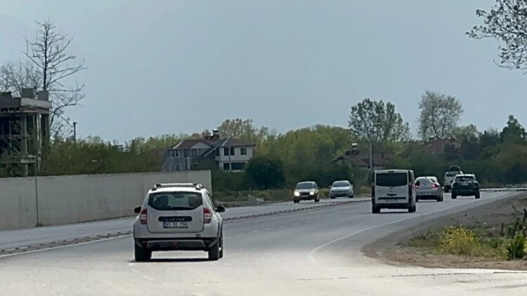 Uzmanlar Açıkladı! Trafikte Diğer Sürücülere Selektörle Radar Uyarısı ... Uzmanlar Açıkladı! Trafikte Diğer Sürücülere Selektörle Radar Uyarısı ...