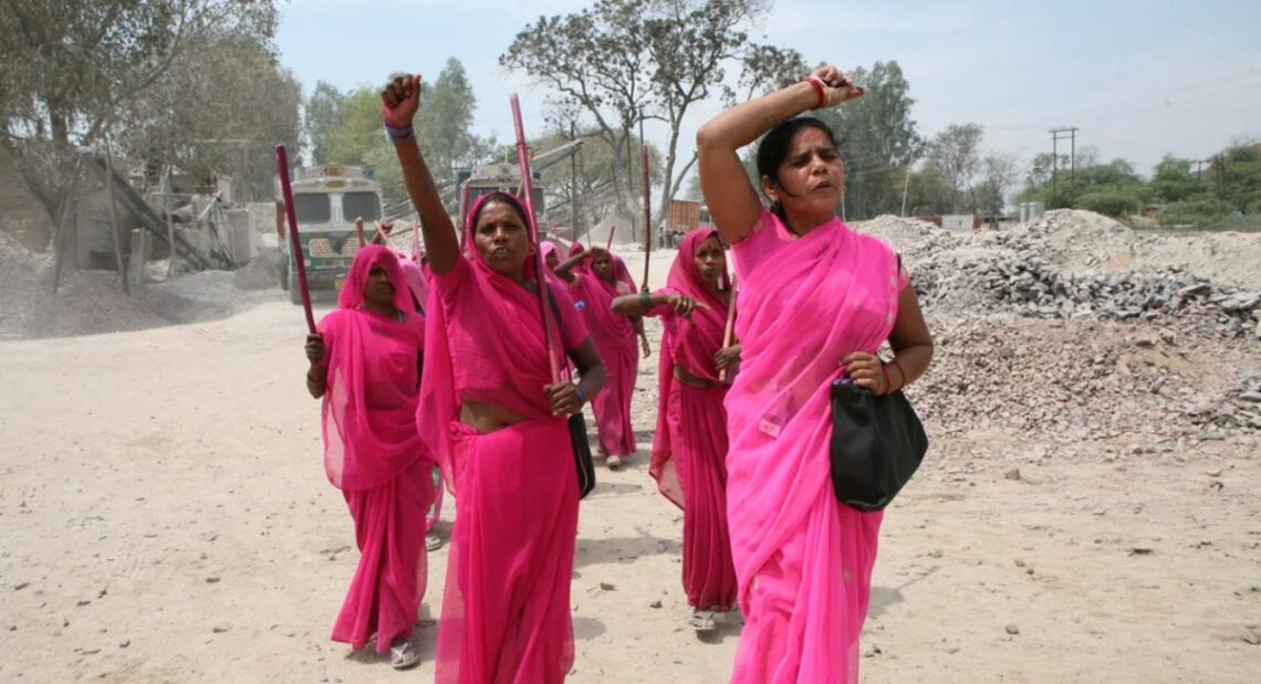Gulabi Gang: Kadına Yönelik Şiddetle Mücadele Eden Sopalı Örgüt