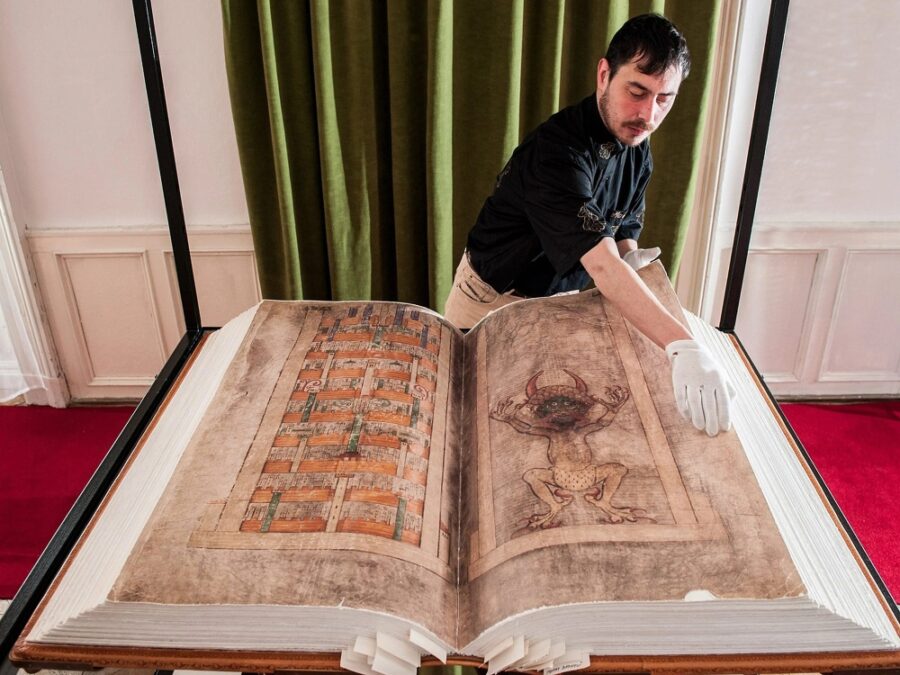 Codex Gigas: Şeytanın İncili Olarak Bilinen 75 Kilogramlık Orta Çağ El ...